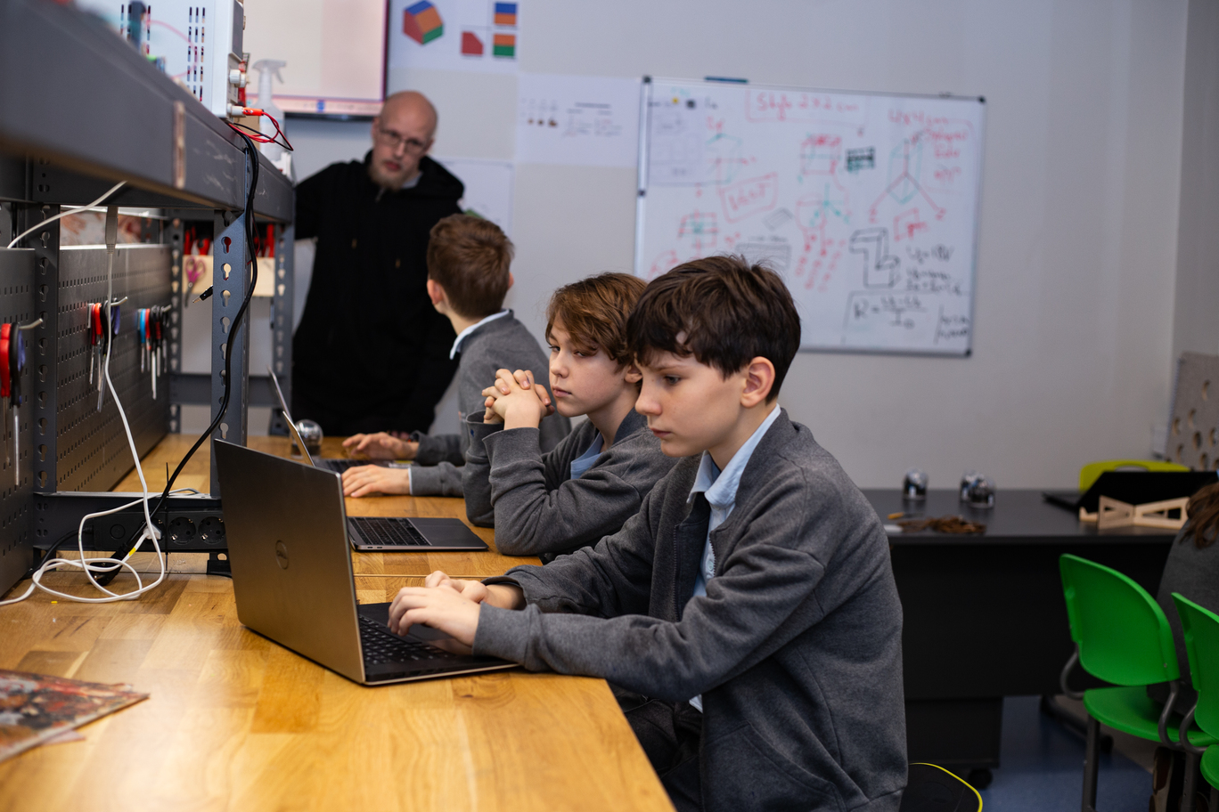 Vitlio licėjus įdarbina dirbtinį intelektą | Privati mokykla Vilniuje